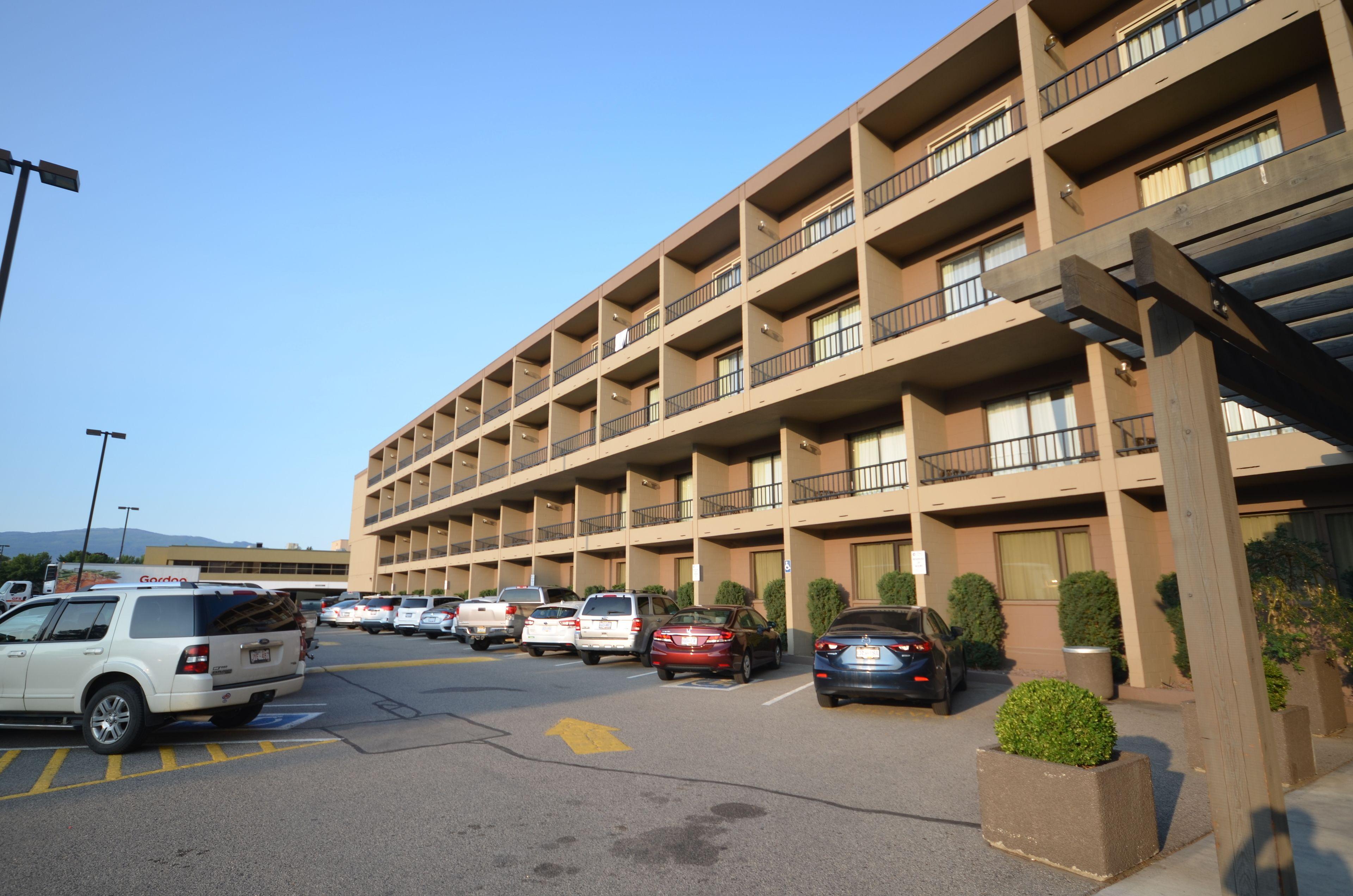 HOTEL COAST CAPRI | ⋆⋆⋆ | KELOWNA, CANADA | SEASON DEALS FROM $141